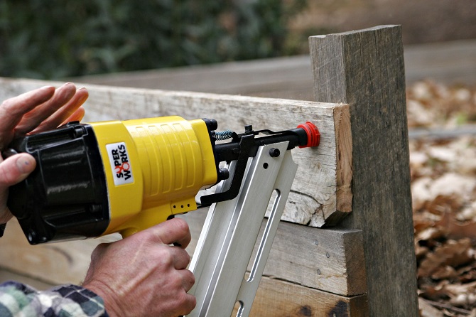Simple Guide to Nail Guns: Choosing Between Pneumatic and Cordless Models