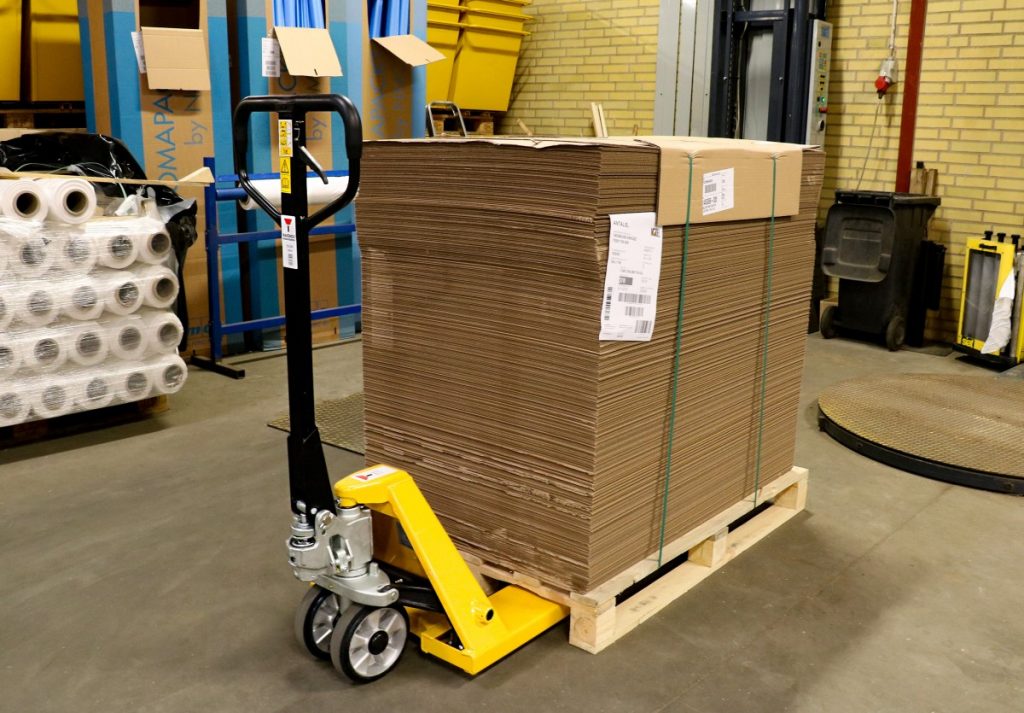 A Simple Guide to the Uses and Advantages of Pallet Lifters