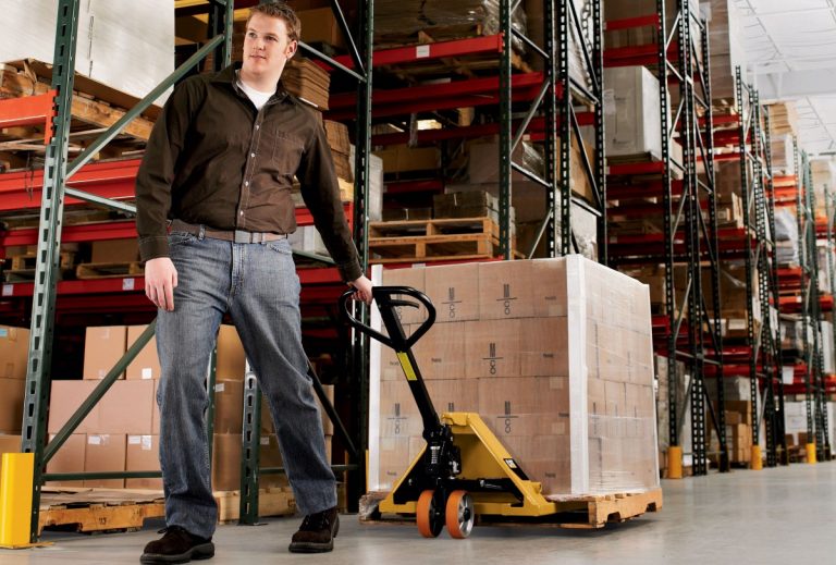 A Simple Guide to the Uses and Advantages of Pallet Lifters